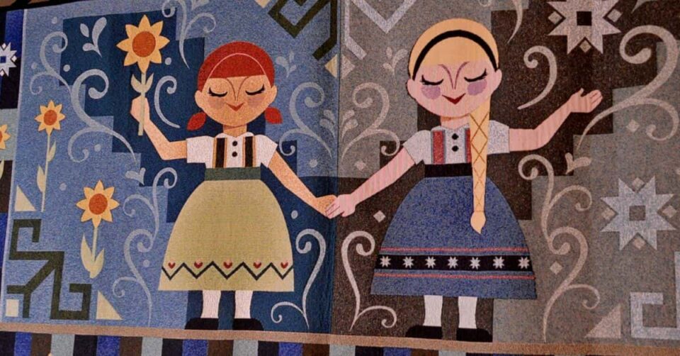 Meet Anna and Elsa at Royal Sommerhus - Disney Insider Tips