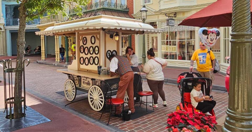 Where to Get a Disney Silhouette Portrait - Disney Insider Tips