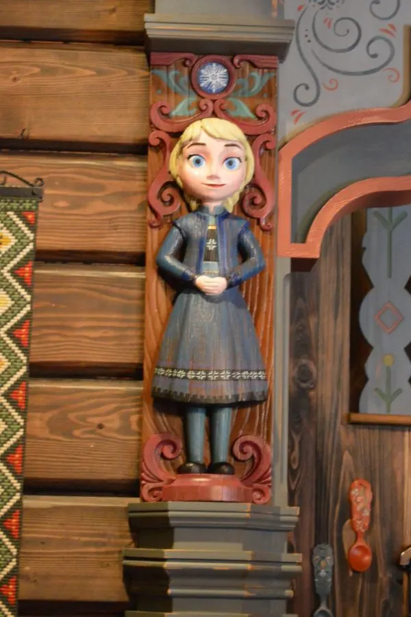 Meet Anna and Elsa at Royal Sommerhus - Disney Insider Tips